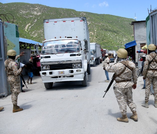 Malpasse: tierra sin ley donde el comercio sobrevive entre la crisis y ...